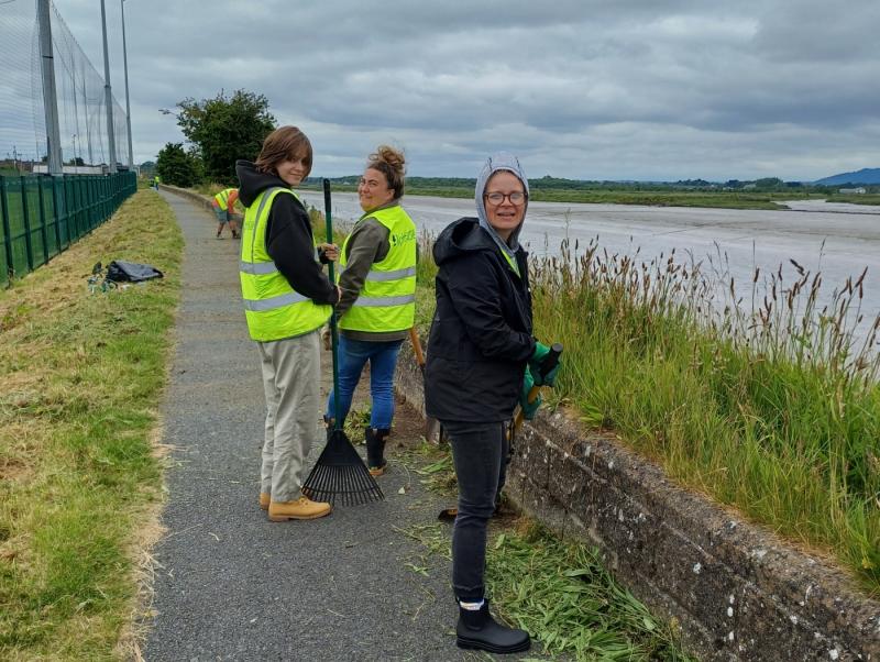 Young volunteers help Dundalk Tidy Towns with Navvy Bank clean up ...